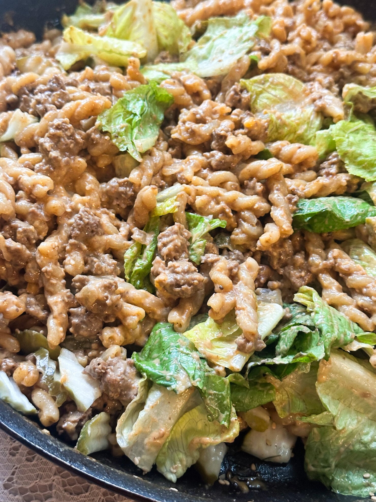 Easy Big Mac Cheeseburger Pasta (One Pan Meal!) - The Tasteful Tribe