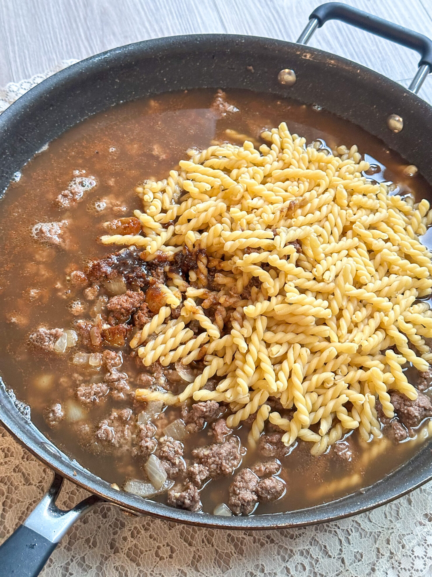 Easy Big Mac Cheeseburger Pasta (One Pan Meal!) - The Tasteful Tribe