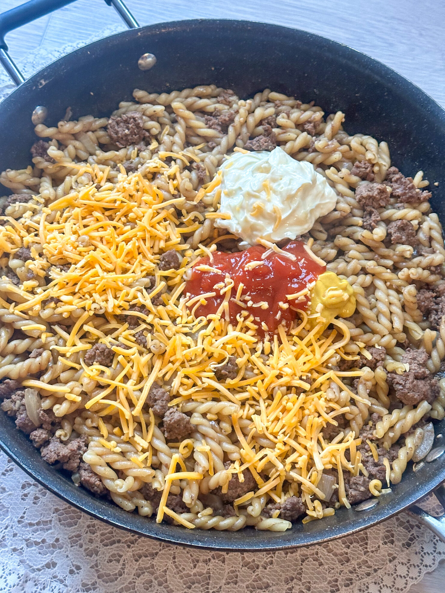 Easy Big Mac Cheeseburger Pasta (One Pan Meal!) - The Tasteful Tribe