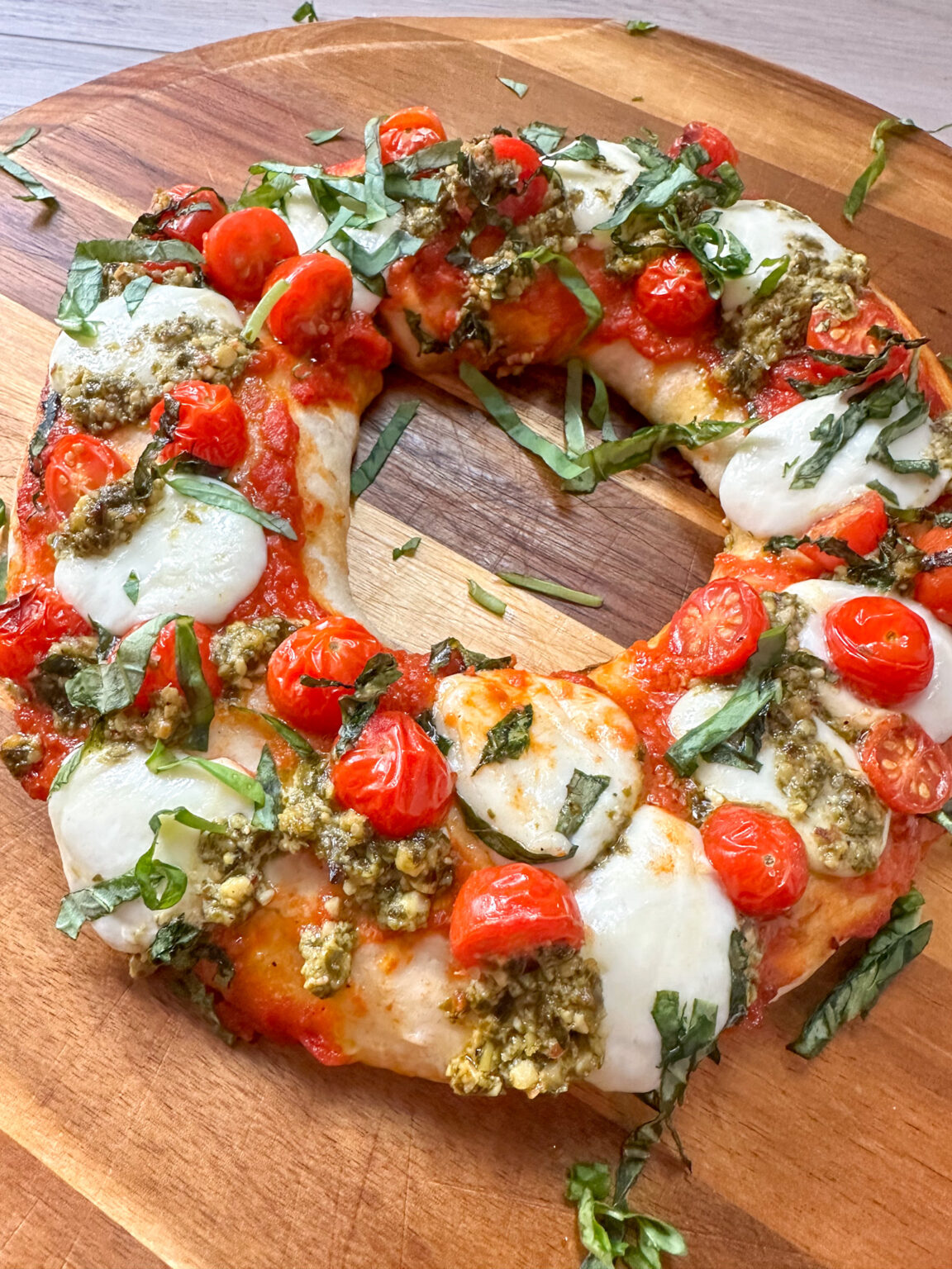How to Make: Simple Holiday Pizza Wreath (Only 6 Ingredients!) - The ...