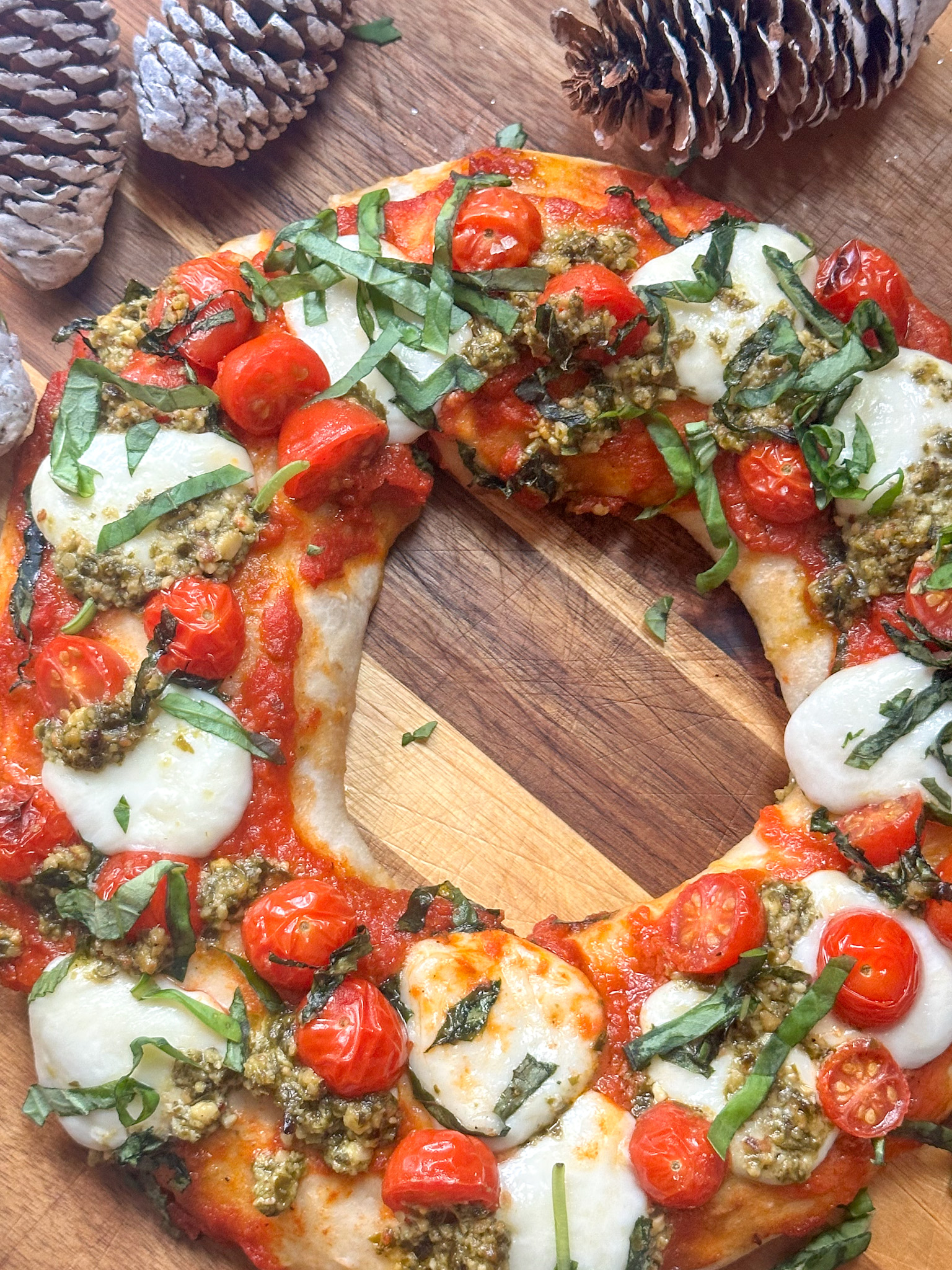 How to Make: Simple Holiday Pizza Wreath (Only 6 Ingredients!) - The ...